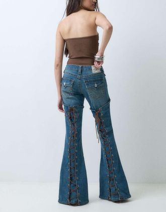 True Religion Jeans mit Schn&uuml;rung, mittelhohem Bund und ultra weitem Schlag in mittlerer Waschung-Blau