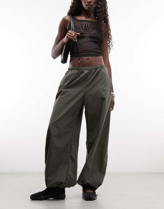 Weekday pantalon oversize en ripstop avec bas de jambe &agrave; cordon de serrage en kaki-Vert
