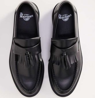 Dr. Martens Dr. Martens - Adrian - Mocassins unisexes en cuir lisse poli à pompons - Noir