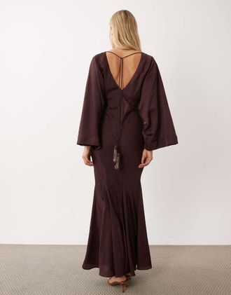 Asos robe longue cape &agrave; manches kimono avec godets et lien &agrave; pampilles couleur chocolat-Marron