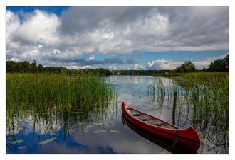 Wallario selbstklebendes Poster - Rotes Kanu am See, Aufkleber in Premiumqualit&auml;t, Klebefolie Gr&ouml;&szlig;e: 61 x 91,5 cm (Maxiposter)