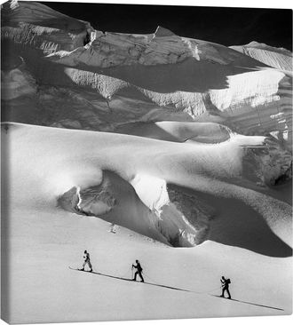 Posterlounge Schneewanderung durch die Alpen Leinwandbild von Vintage Ski Collection 50 x 50 cm Schwarz-Weiß Wandbilder Wanddeko