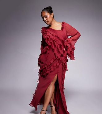 Asos Curve ASOS DESIGN Curve - Robe longue en mousseline avec manches longues et volants &eacute;tag&eacute;s fluides et asym&eacute;triques - Bordeaux-Rouge