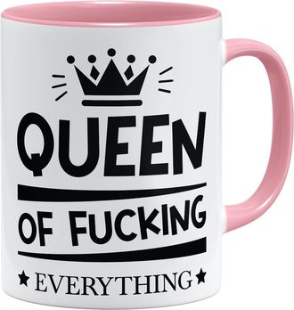 OM3 lustige Kaffee-Tasse mit Spruch - Queen of fucking everything - Statement - Powerfrau - Keramik Becher - 325ml - Beidseitig Bedruckt - Rosa