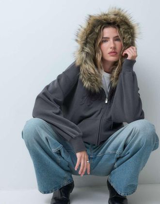 Hollister Kapuzenjacke mit Rei&szlig;verschluss, Logo-Print und faux-fur-Besatz in Anthrazit-Grau