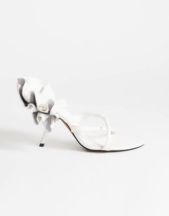 Topshop Ophelia sandales &agrave; talons en cuir avec volant en blanc