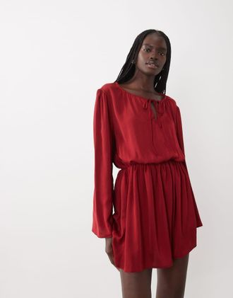 Miss Selfridge robe courte boh&egrave;me en satin rouge-Pas de couleur