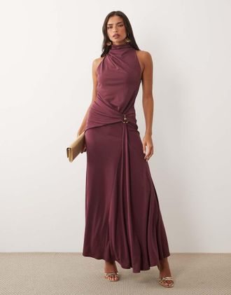 Asos Robe longue effet drap&eacute; avec col montant et d&eacute;tail m&eacute;tallique - Violet