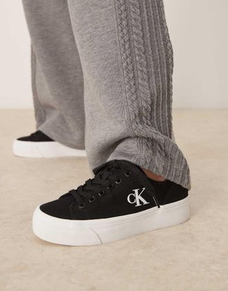 Calvin Klein Canvas-Sneaker in Schwarz mit vulkanisierter, flacher Plateausohle