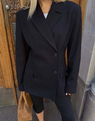 NA-KD blazer cintr&eacute; &agrave; la taille en noir
