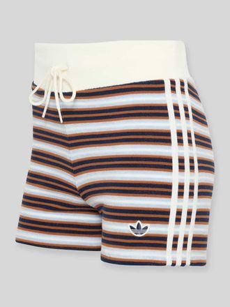 adidas Originals Slim Fit Shorts mit Logo-Applikation