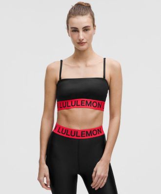 lululemon Trainings-BH mit Logo aus Material mit Satinschimmer Leichter Halt für A/B-Cups für Frauen - Größe XL in Black/Red Glow