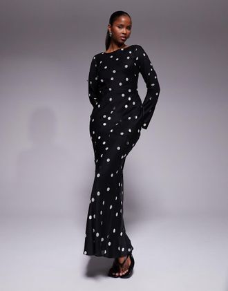Asos Lang&auml;rmliges Satin-Maxikleid in Schwarz mit Punktemuster in Wei&szlig;, Bahnendesign, U-Boot-Ausschnitt und unges&auml;umten Kanten-Bunt