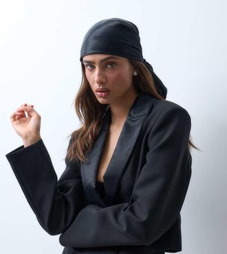 Asos ASOS X THE SOURCED COLLECTION cropped Smokingblazer mit Satin-Schal in Schwarz