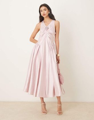 Sister Jane Sister Jane - Muse - Robe sans manches longueur mollet en taffetas avec grosse fleur et plis sur les hanches - Rose blush