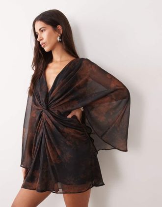 Asos robe courte &agrave; manches longues avec effet torsad&eacute; sur le devant et dos nu, imprim&eacute; floral ombr&eacute;-Multi
