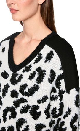 Marc Cain Strickpullover Cattitude Premium Damenmode Leo-Muster, locker geschnitten, mit Alpaka-Wolle