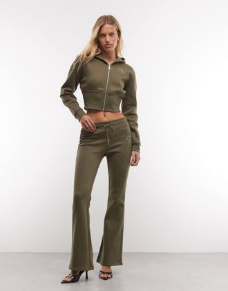 True Religion Hose mit Nieten, mittelhohem Bund und ausgestelltem Bein als Kombiteil in Dunkelgr&uuml;n-Schwarz