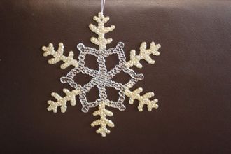 Countryfield Schneeflockenanhänger aus Kunststoff, klar mit goldenem Glitter, Durchmesser 20 cm