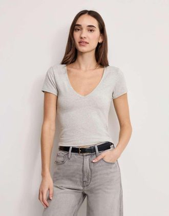 Good American Knapp geschnittenes T-Shirt in Grau mit V-Ausschnitt