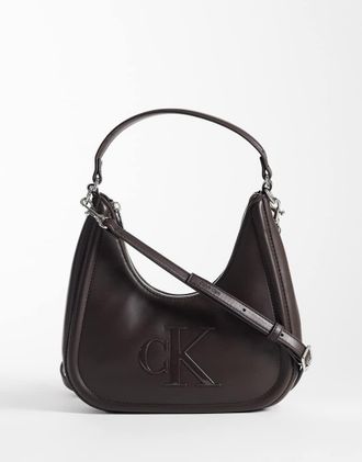Calvin Klein Kleine halbmondf&ouml;rmige Tasche in Schokobraun mit auff&auml;lligem Logo