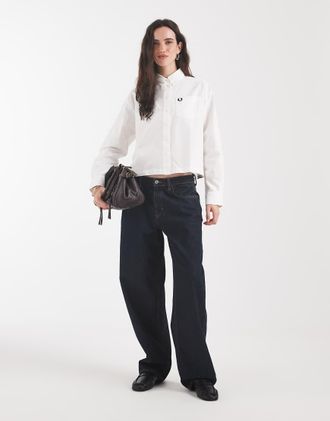 Fred Perry chemise boutonn&eacute;e &agrave; logo brod&eacute; en blanc