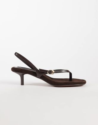 River Island Zehenstegsandalen aus Wildlederimitat in Braun mit Kitten-Absatz