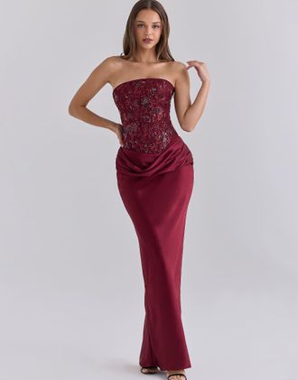 House of CB Samina robe longue sans bretelles en tulle et satin ornement&eacute;e couleur cabernet-Rouge