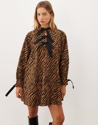 Ghospell Suzu robe courte en coton avec d&eacute;tail noeud imprim&eacute; z&eacute;br&eacute; orange-Multi