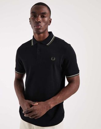 Fred Perry Polohemd in Schwarz mit zwei Zierstreifen in Beige