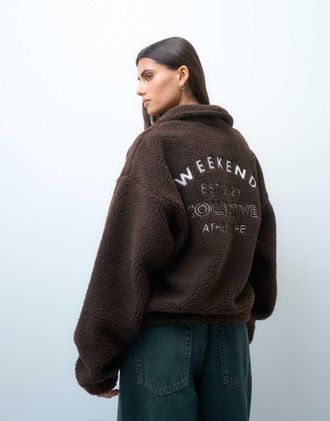 Asos Weekend Collective sweat-shirt demi-zip en imitation peau de mouton avec broderie chocolat-Marron