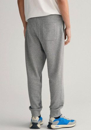 GANT Sweathose REG SHIELD SWEATPANTS mit Logostickerei unterhalb des Bunds
