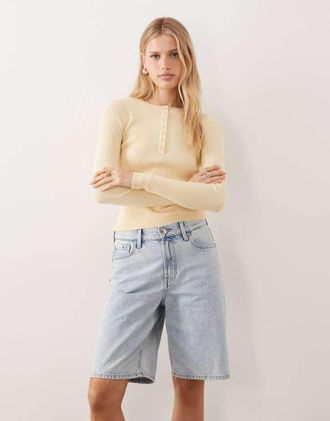 Calvin Klein Jeans Bermuda-Jeansjorts in ausgeblichenem Blau