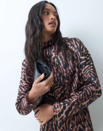 Asos Maxikleid aus Satin mit hohem Kragen und Leopardenmuster-Multi