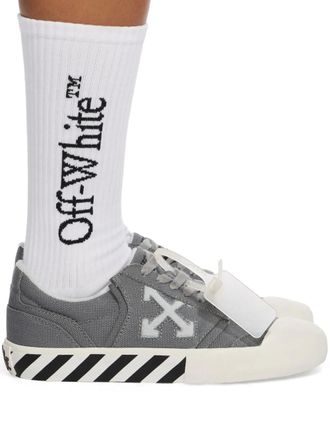 Off-white Vulcanized Undercut Sneakers mit Pfeildetail - Grau