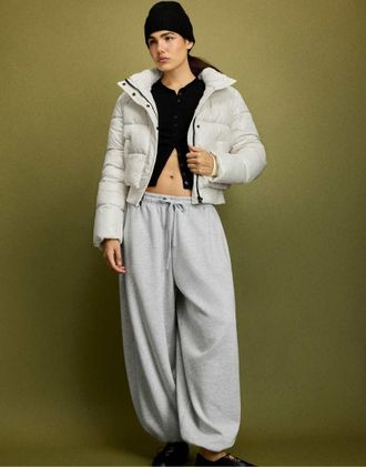 Stradivarius veste matelass&eacute;e &agrave; capuche brillante couleur vanille-Blanc