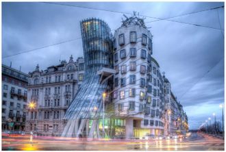 Wallario Poster - Das Tanzende Haus in Prag - Tschechien in Premiumqualit&auml;t, Gr&ouml;&szlig;e: 61 x 91,5 cm (Maxiposter)