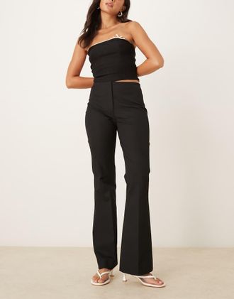 Abercrombie & Fitch Curve Love - Slim-Fit-Hose mit Bootcut-Schnitt in Schwarz mit hohem Bund