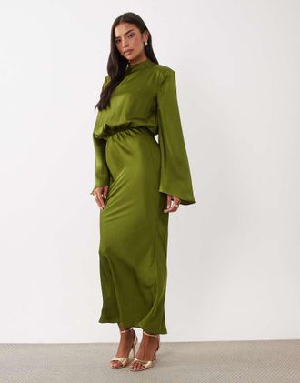 KAIIA Exclusivit&eacute; - Kaiia - Robe longue en satin &agrave; manches larges et ourlet plongeant avec col montant et d&eacute;tail rabattu - Vert