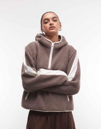 Asos Weekend Collective hoodie color block en imitation peau de mouton &agrave; demi-zip avec empi&egrave;cement en nylon, couleur champignon et cr&egrave;me-Gris