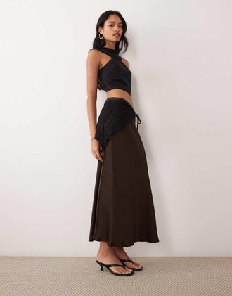Vila jupe longue en satin avec &eacute;charpe de taille amovible marron chocolat