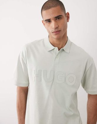 HUGO BOSS HUGO Red - Oversize-T-Shirt in Hellgr&uuml;n mit Logoprint und gekn&ouml;pftem Kragen