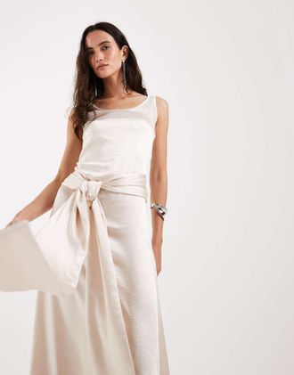 4th & Reckless Robe longue en satin &agrave; d&eacute;tail drap&eacute; &agrave; la taille et encolure d&eacute;gag&eacute;e - Cr&egrave;me-Blanc