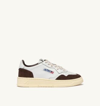 Autry BASKETS MEDALIST LOW EN CUIR BLANC ET DAIM ACAJOU