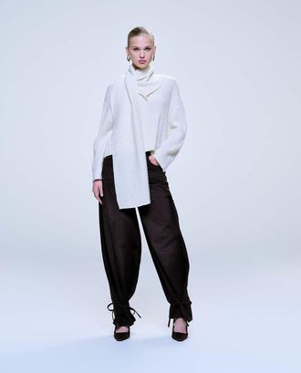 Asos Jeans in Schokobraun mit abgerundetem Beinschnitt und Bindeband am Kn&ouml;chel-Brown