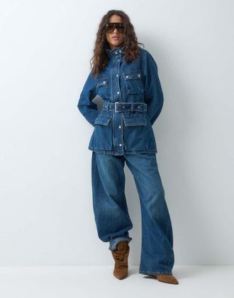 Asos Jeansjacke im Utility-Stil mit Stehkragen und G&uuml;rtel in mittlerer blauer Waschung