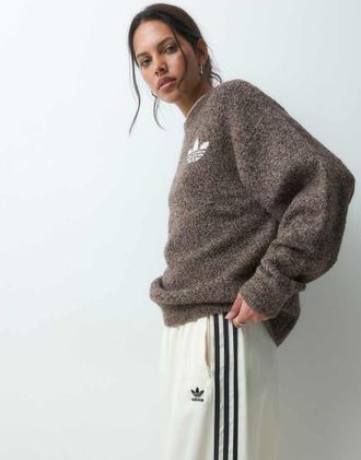 adidas Originals Knitted essentials Boucl&eacute;-Sweatshirt in Braun