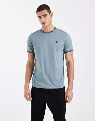 Fred Perry T-Shirt in Hellblau mit zwei Zierstreifen und Logo