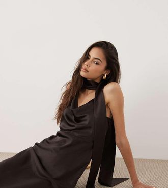 Vero Moda Tall Midi-Tr&auml;gerkleid aus Satin in Schokobraun mit Wasserfallausschnitt und Schaldetail