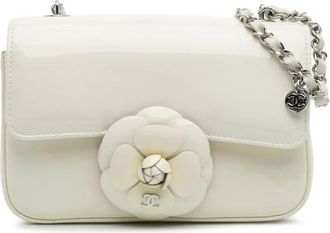 Chanel petit sac à bandoulière Camellia Single Flap à fini verni (2021-2025) - Blanc